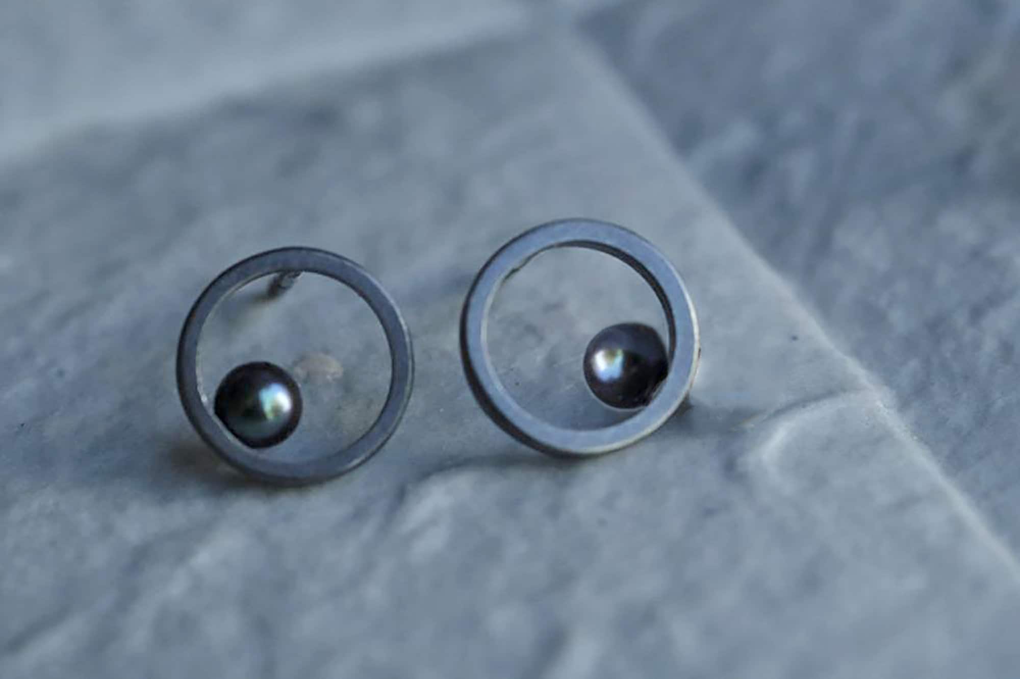 Black pearl stud earrings store